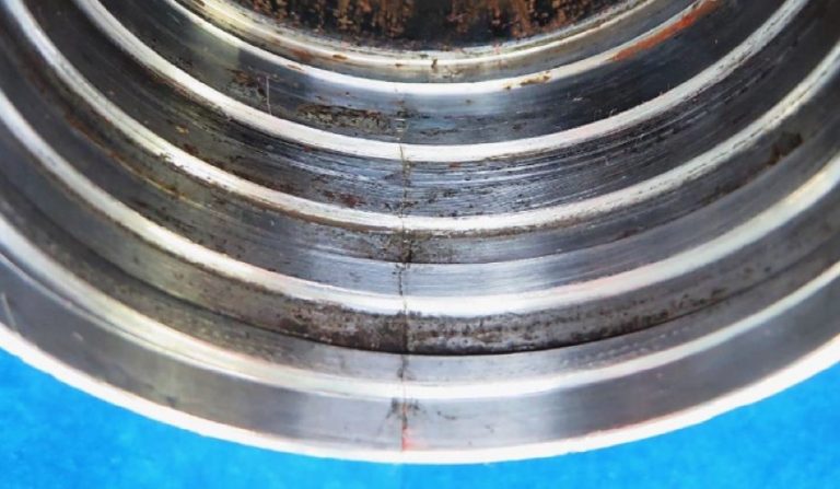 Heat check crack protruding through shoulder and across threads - Boart ...